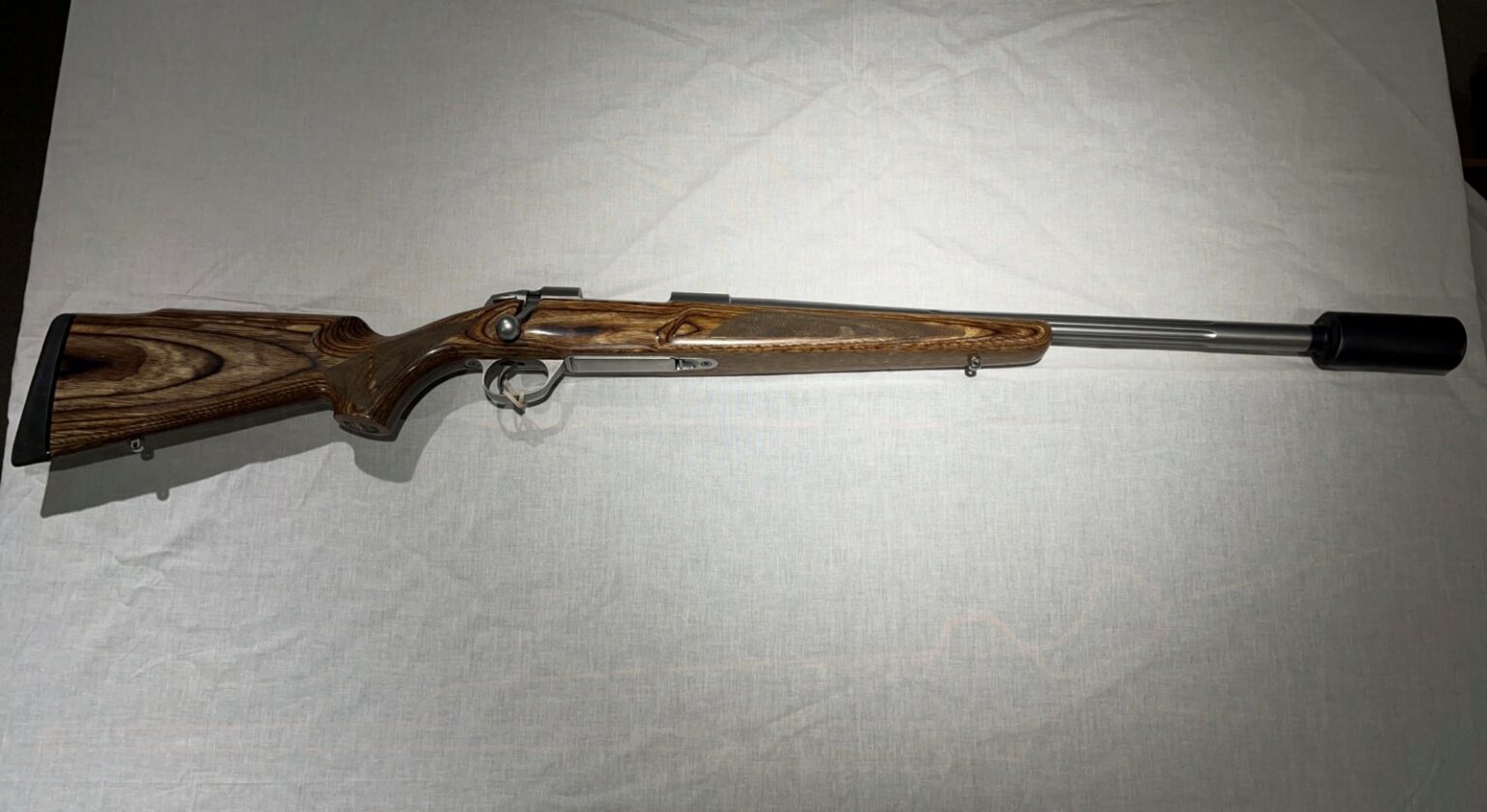 Sako 85 Varmint Laminated S/S Flutad pipa inkl Ljuddämpare - Interjakt SE
